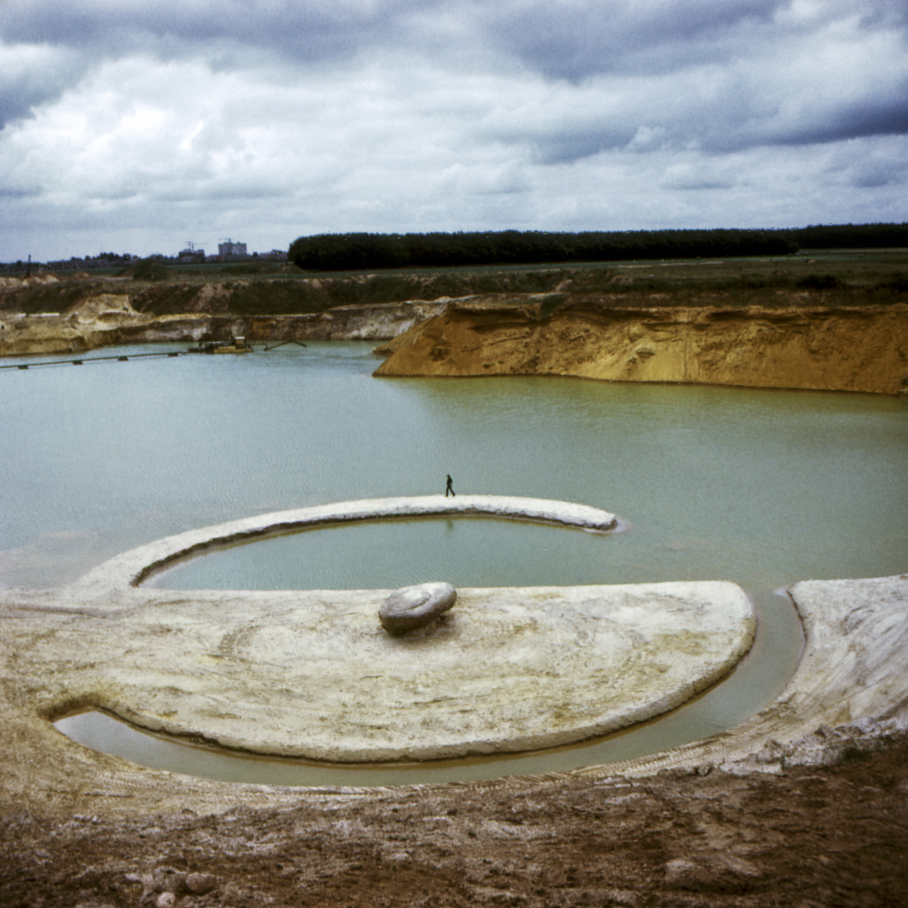 Broken Circle By Robert Smithson Obelisk Art History broken-circle-by-robert-smithson-obelisk-art-history